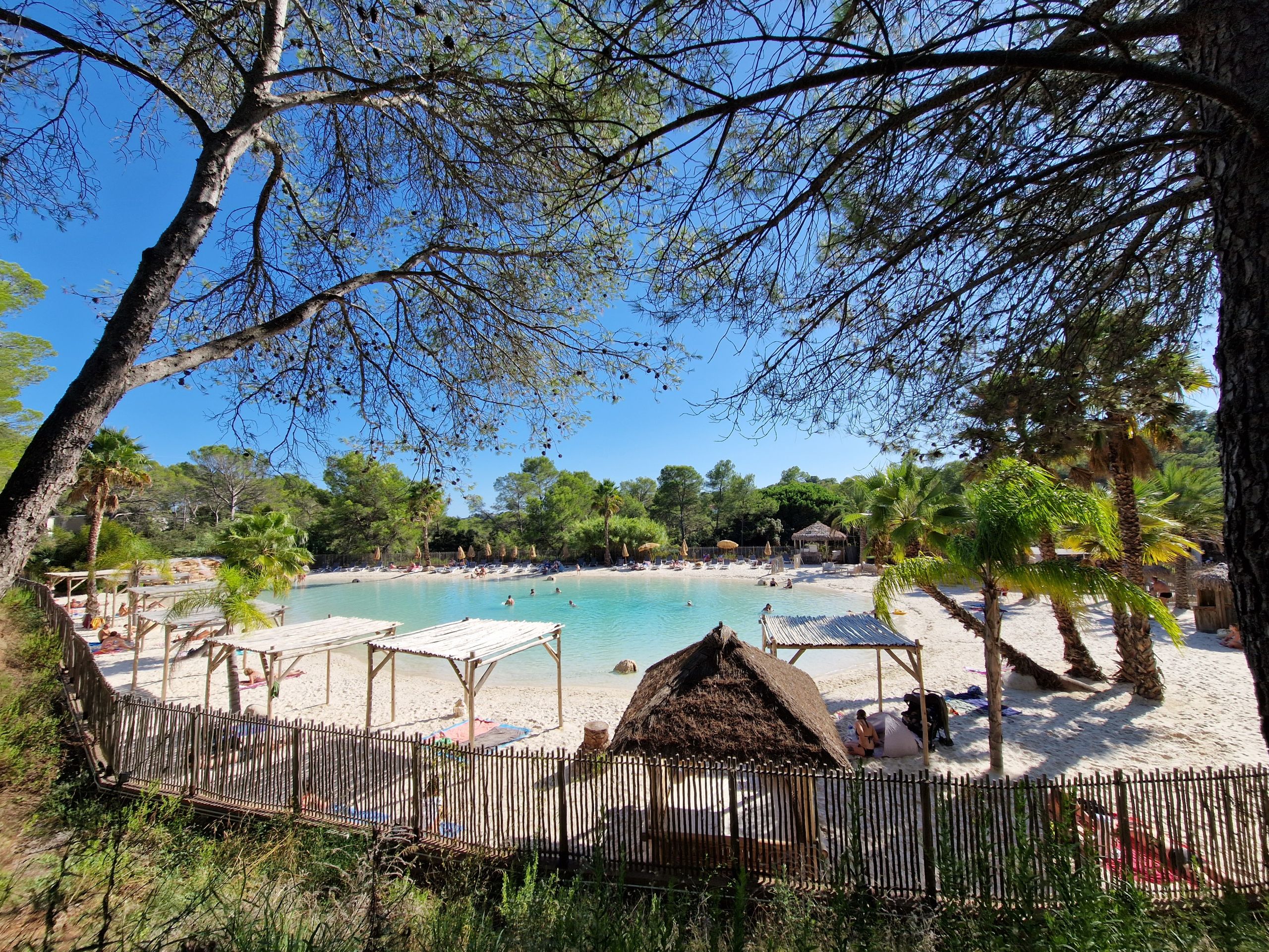 A campsite with a natural lagoon in Fréjus on the Côte d’Azur
